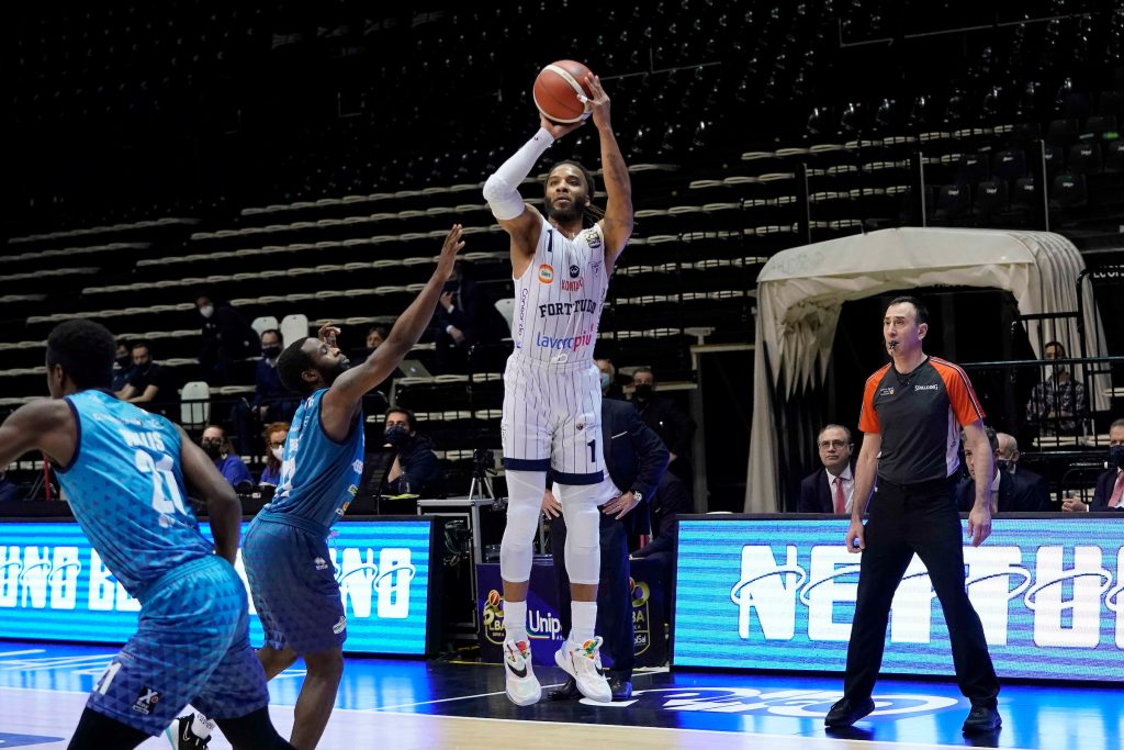 Adrian Banks è monumentale e guida la Fortitudo Bologna al successo su ...
